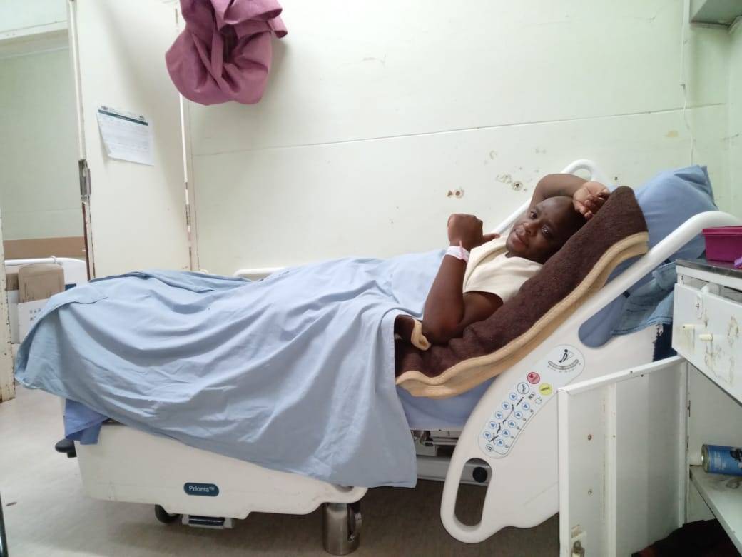 DA-raadslid met gebreekte been wag 6 weke vir operasie in ...