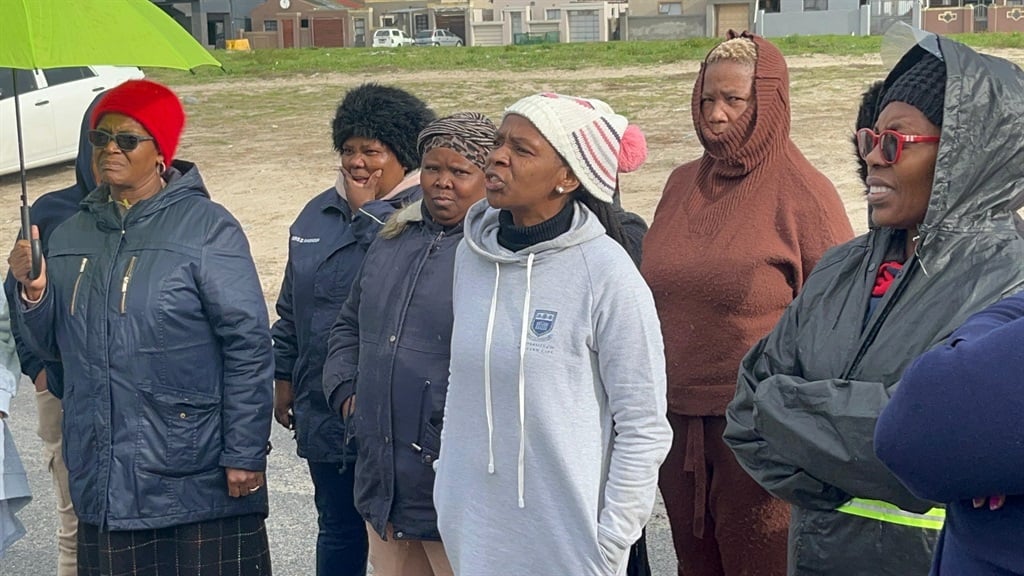 Gatvol residents demand answers after days blackout! | Daily Sun