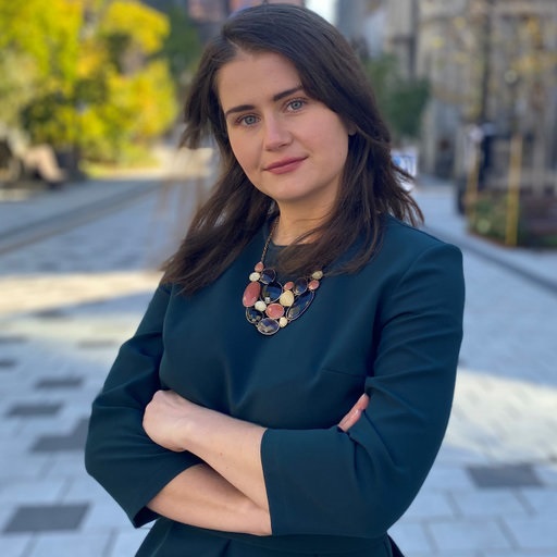 Darya Numova, vierdejaar mediese student in Kanada, maak video’s oor ...