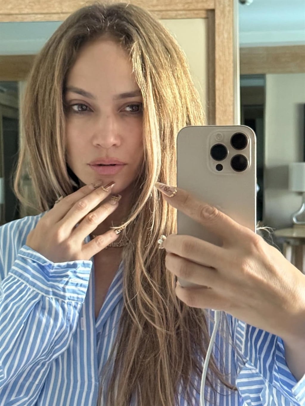 KYK: Jennifer Lopez vier haar 56ste verjaarsdag sonder grimering ...