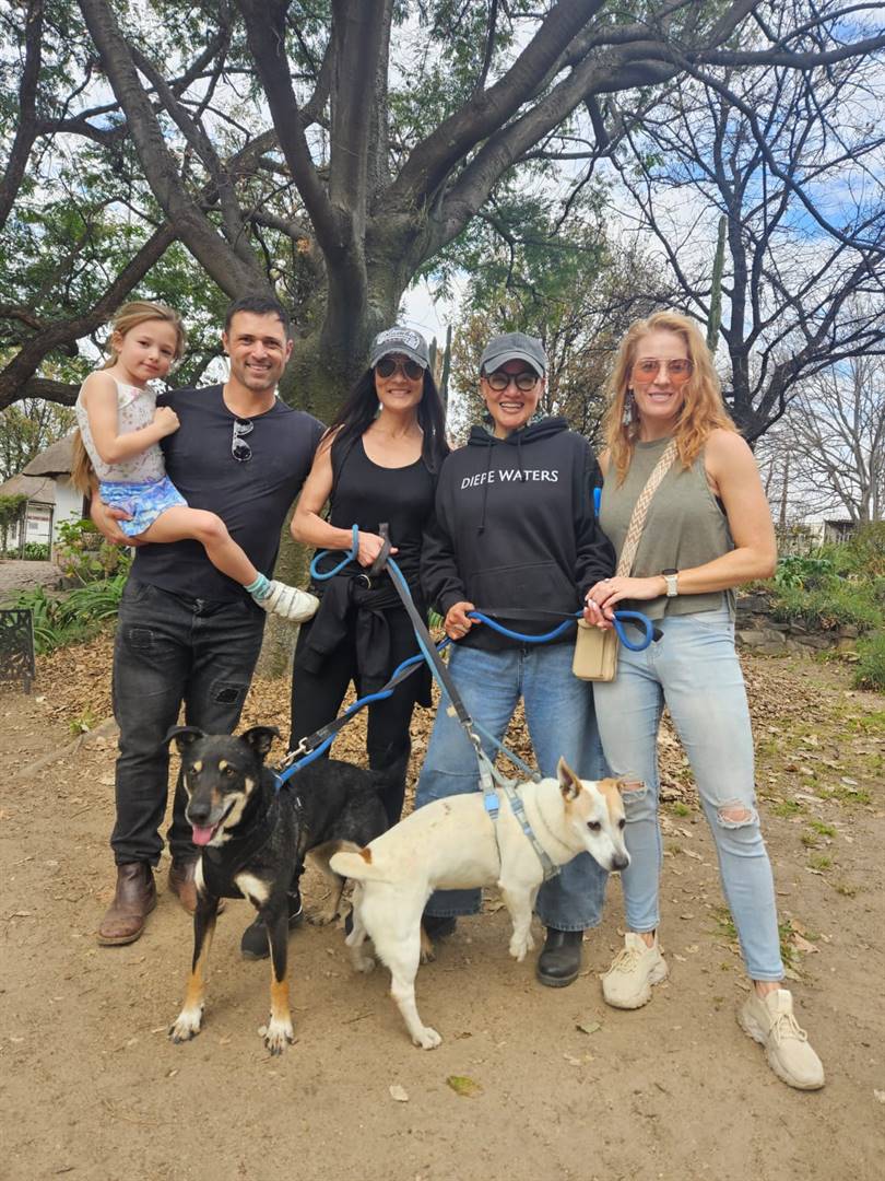 Mandela-dag: Akteurs bring arms vol liefde en kos vir honde wat deur ...