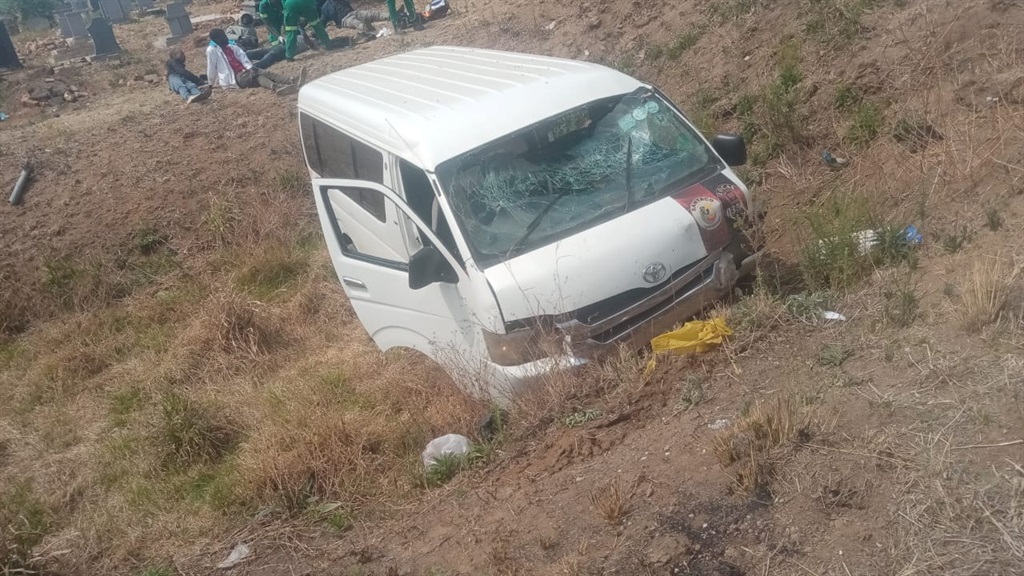 Rush for food: Taxi crashes in cemetery! | Daily Sun