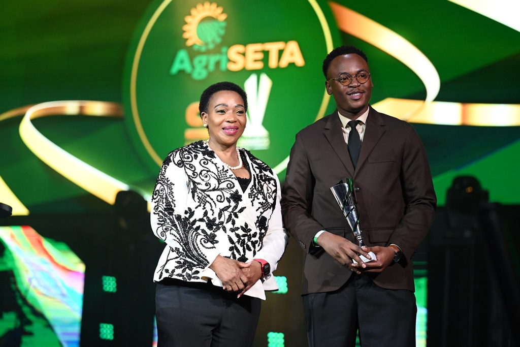 Farmer born without hands scoops top award! | Daily Sun