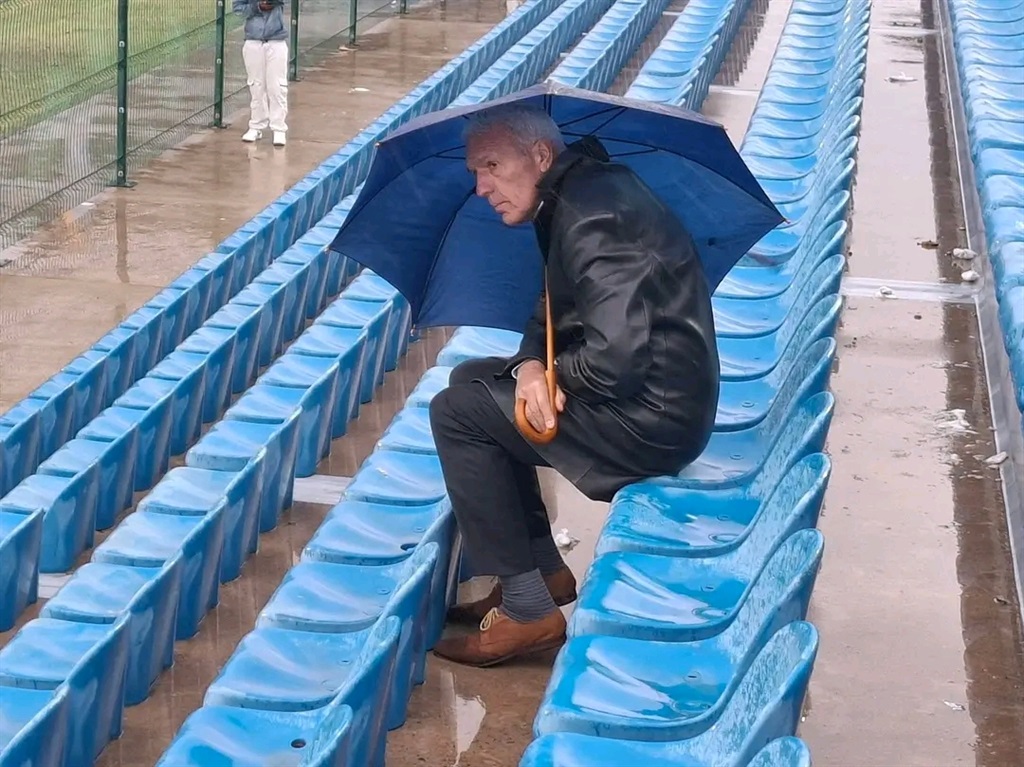 Legendary coach dumps top PSL team! | Daily Sun