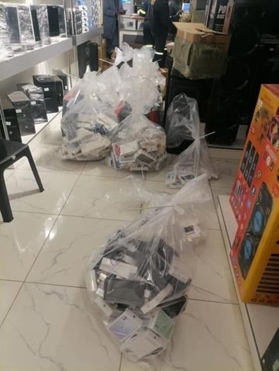 Amagata seize dodgy cellphones worth 17 mitha! | Daily Sun