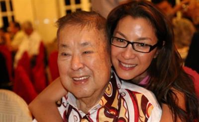 Michelle Yeoh delivers on her promise and takes her Oscar to her mom in ...