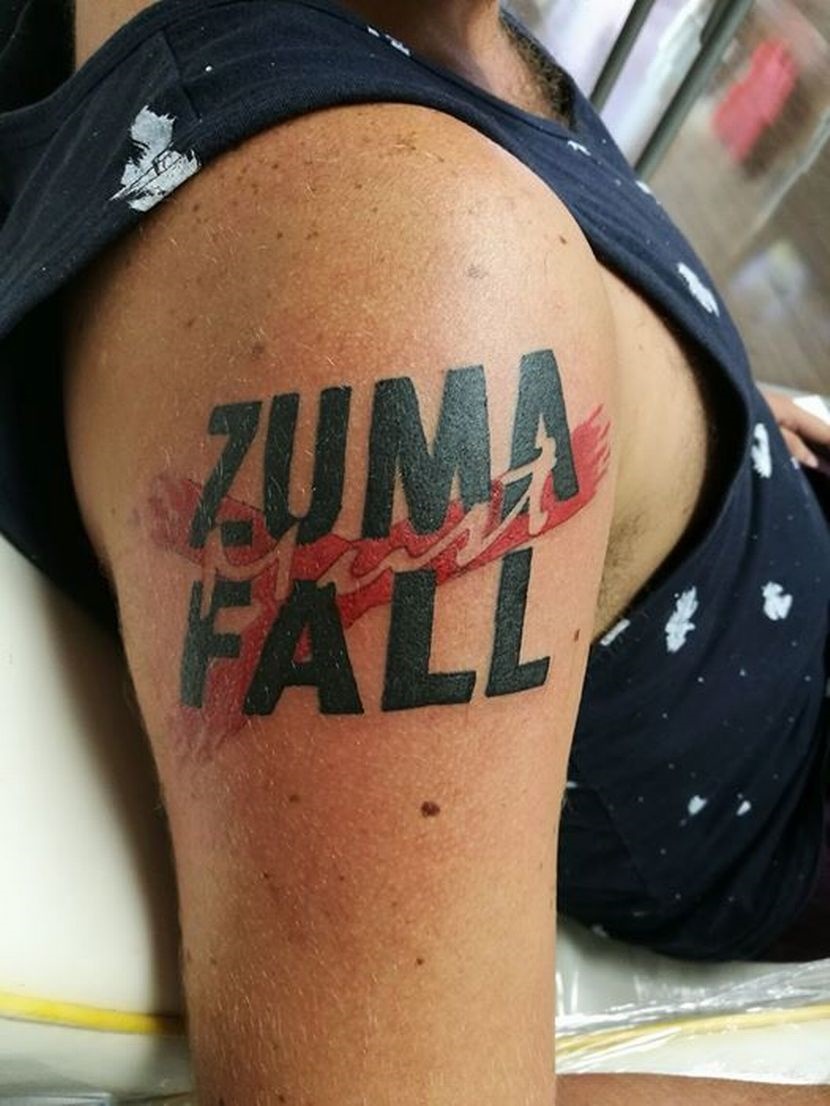 Die man met die #ZumaMustFall tattoo | Son