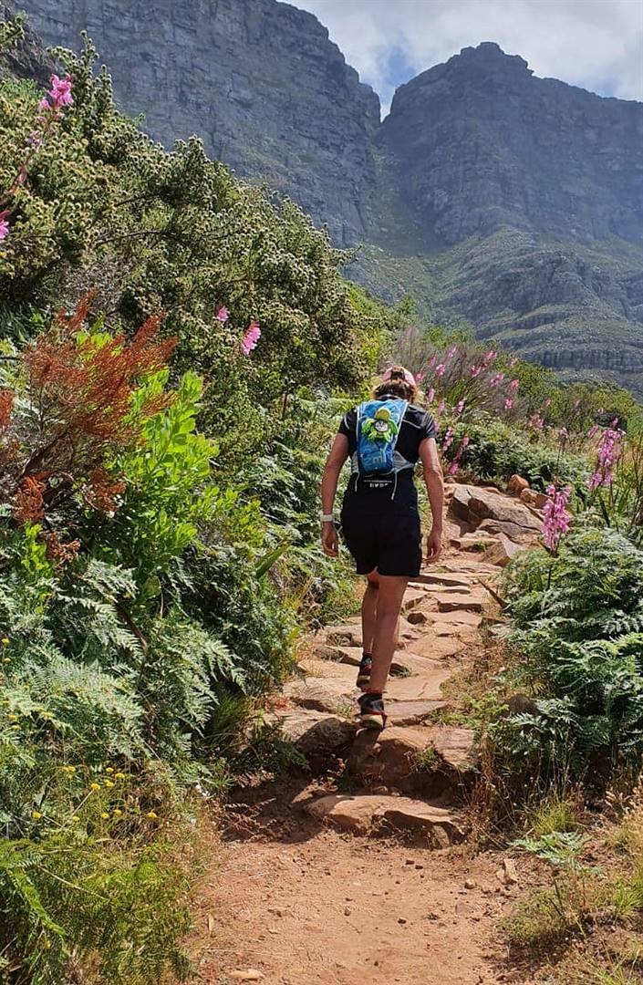 Karoline Hanks van Noordhoek het die eerste mens geword wat al 13 pieke ...