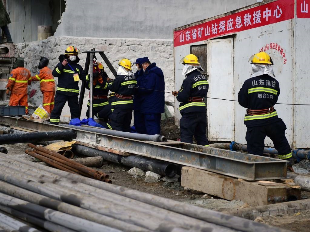 'Rescue operation is under way' as 18 trapped in China gold mine ...
