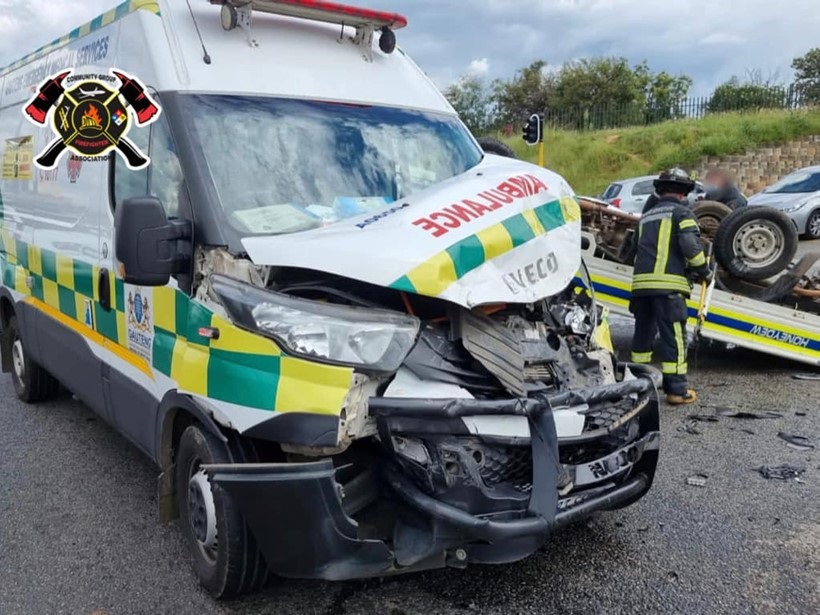 Drie mense is Donderdag lig beseer in 'n botsing tussen 'n ambulans en ...