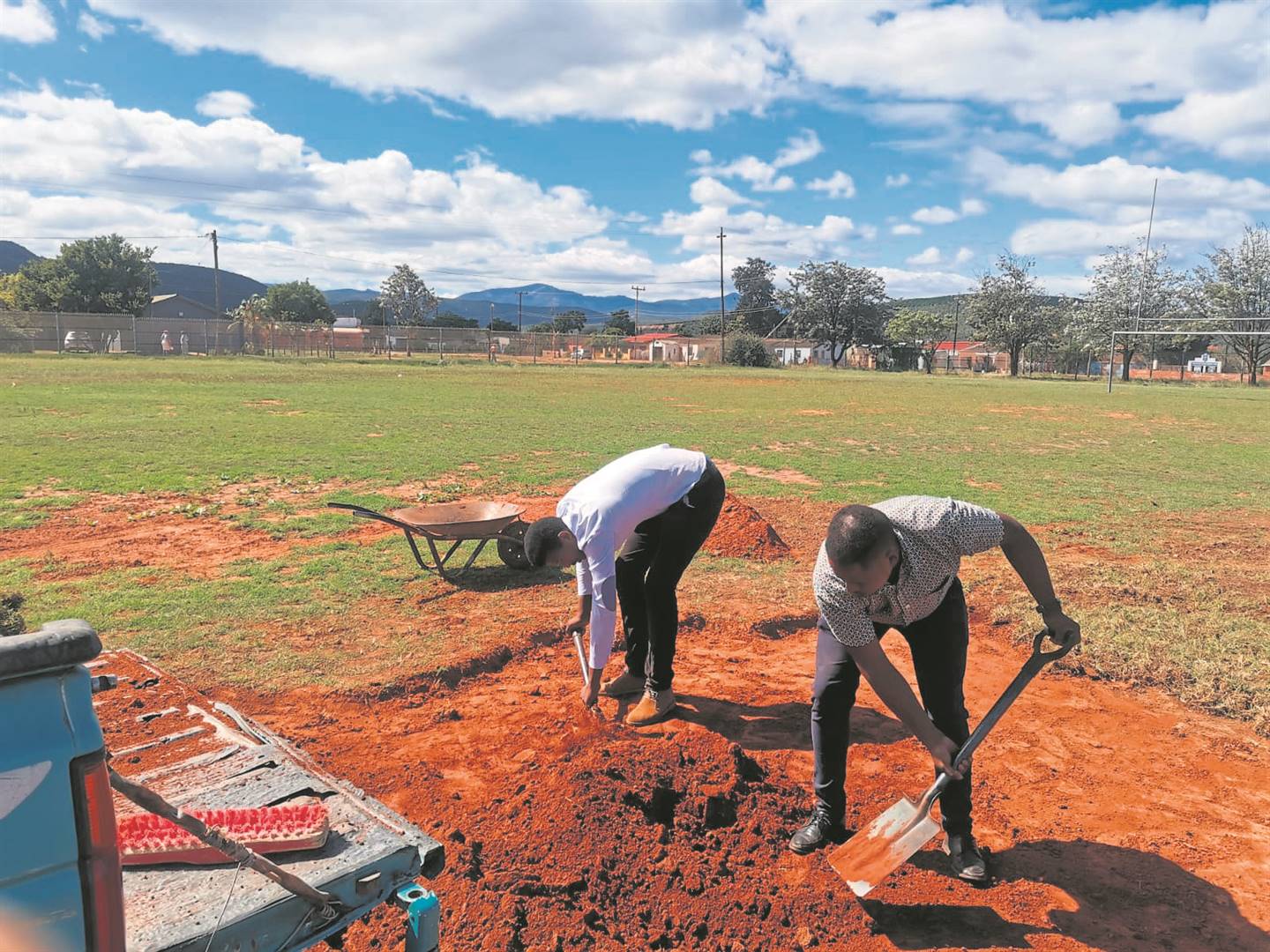 Hankey Primary teachers revamp rugby field | News24