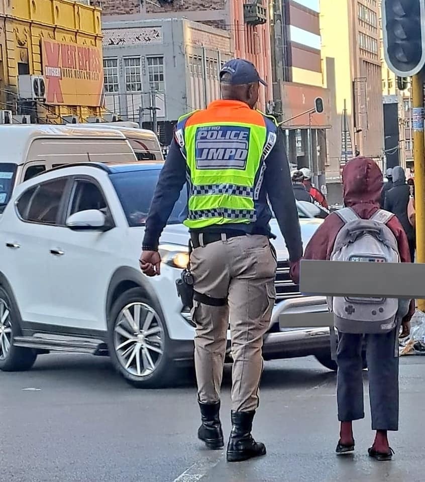 JMPD cop praised for his act of kindness! | Daily Sun