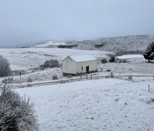 KYK | Sneeu verander Drakensberge in sprokiesland | Landbou