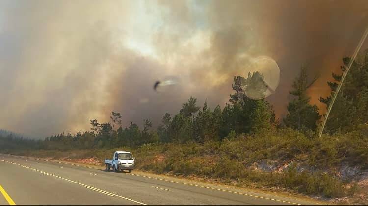 Brand by Grabouw verwoes strukture, woed voort | Netwerk24
