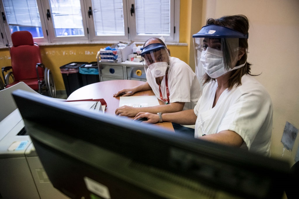 Coronavirus: Italiaanse vrou 2 dae in kwarantyn vasgekeer saam met haar ...