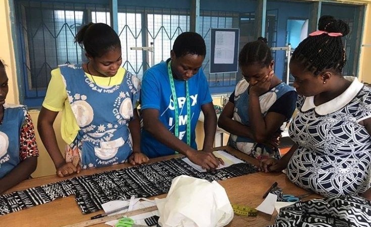 Kleremakers en mode-ontwerpers in Nigerië span saam met die regering om ...