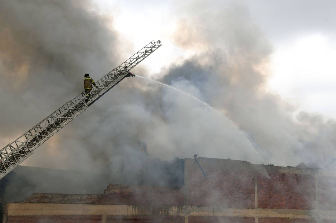 Pretoria: Niemand beseer toe pakhuis vlamvat | Netwerk24