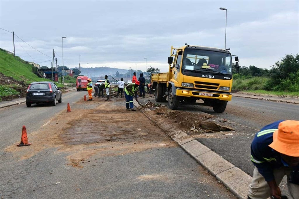 KZN flood aftermath: Damaged roads cause traffic jams, delay emergency ...