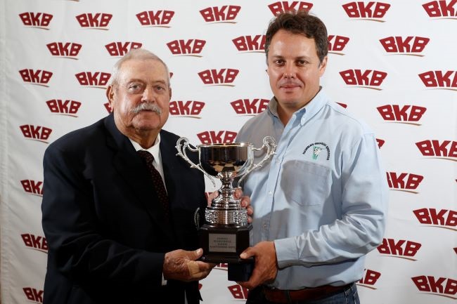 Hide-A-Way's- rooi Angus-bul behaal rekordprys van R360 000 | Landbou