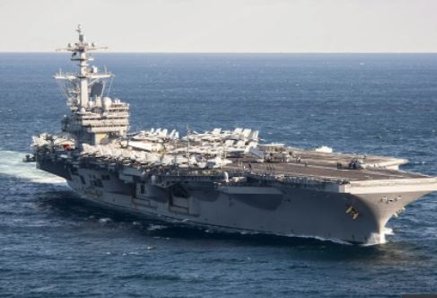 Die Amerikaanse vloot gaan bemanningslede van die vliegdekskip USS ...