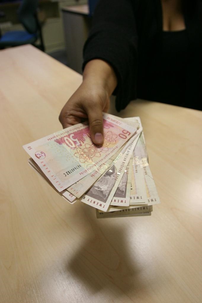 Pasop vir wie jy jou geld gee | Netwerk24
