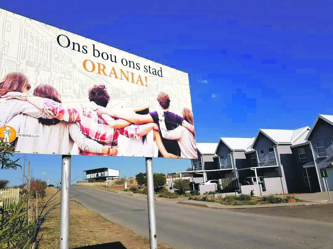 Twee dorpe swem teen die stroom van verval | Netwerk24