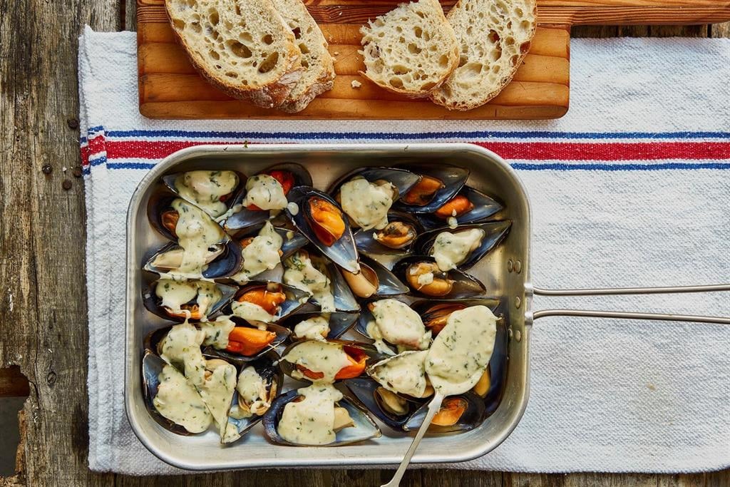 RESEP | Swartmossels met knoffelroomsous | Netwerk24