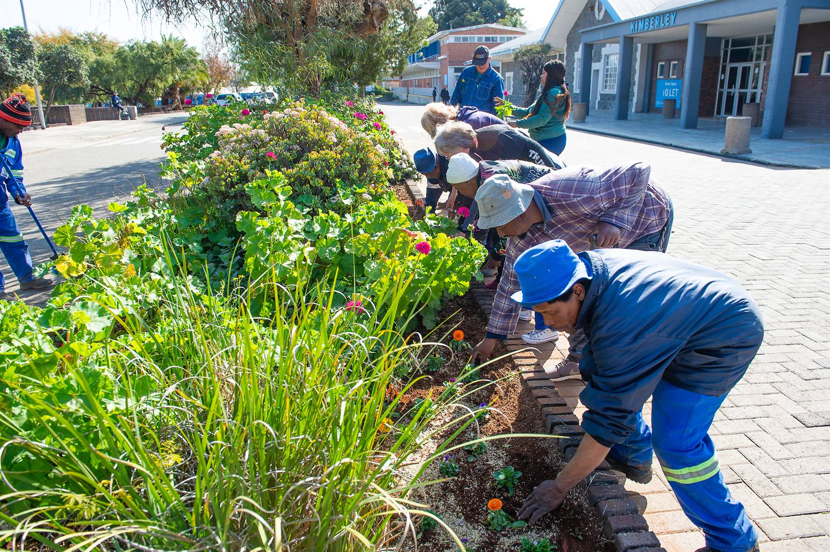 Inwoners spring in om Kimberley blink te poets | Netwerk24