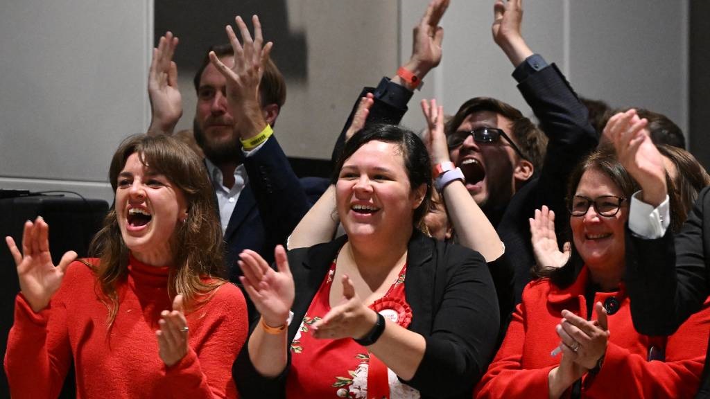 Labour wins 'moonshot' UK by-elections, sending strong message to Sunak ...