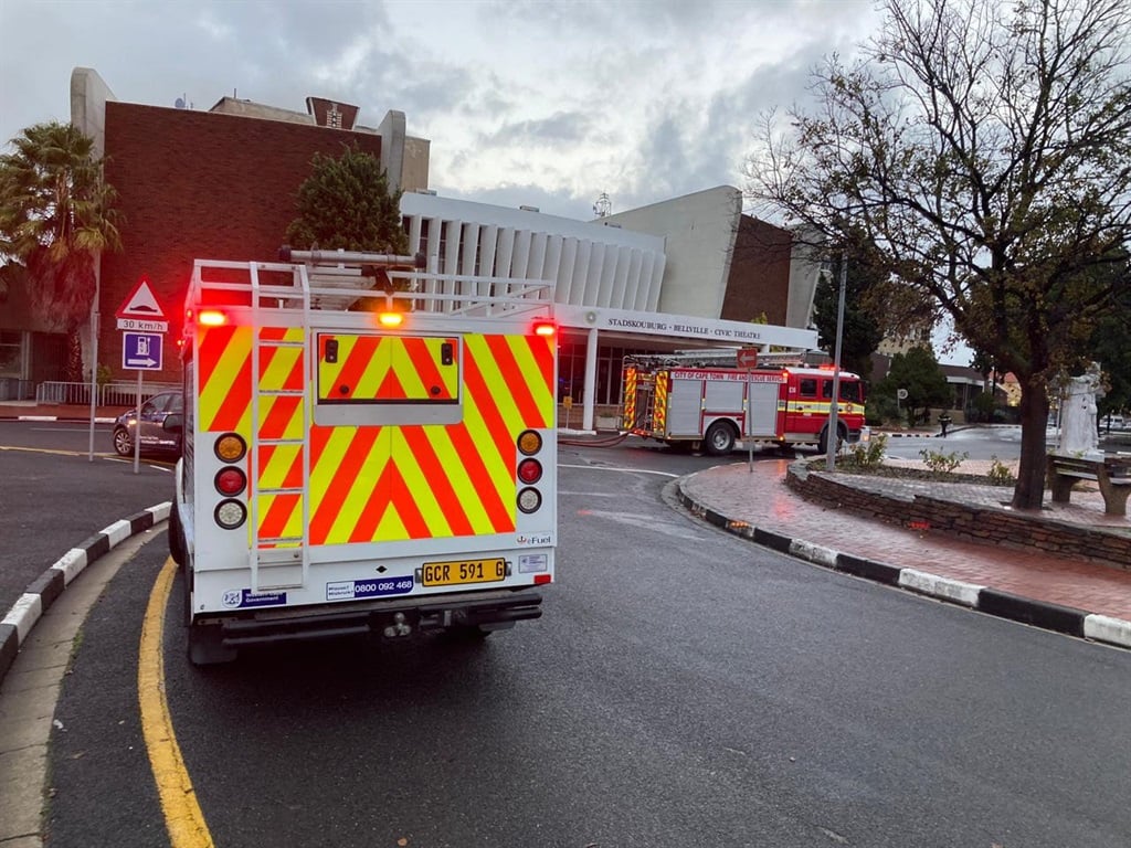 ’n Brand het vroeg Vrydagoggend by die burgersentrum in Bellville ...