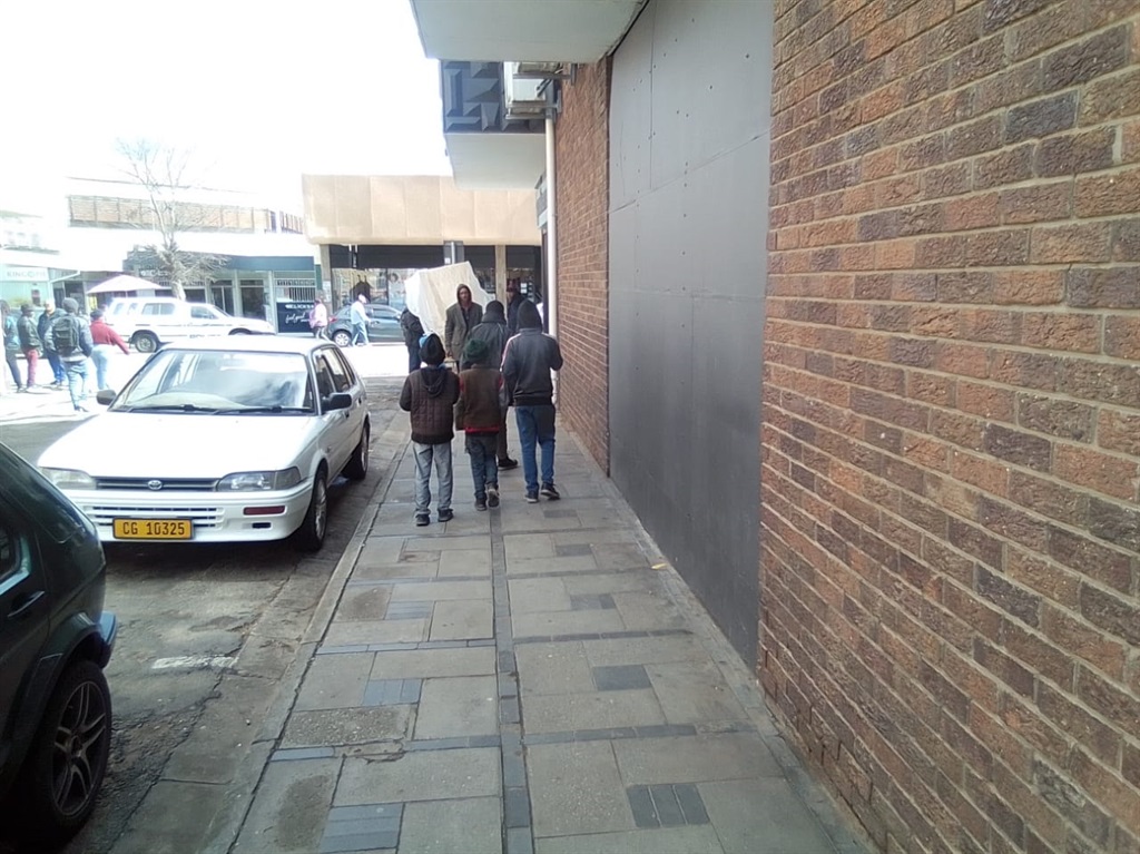 Kinders op straat raak net meer | Son