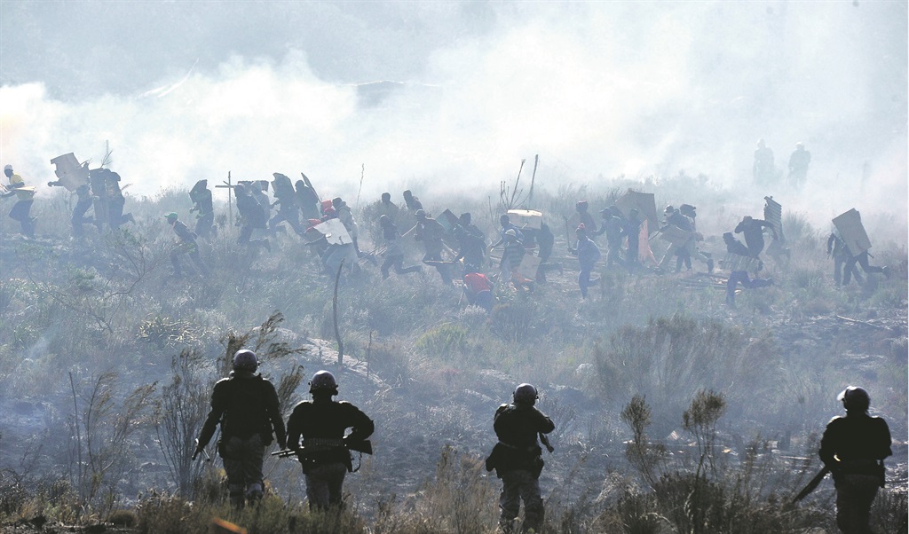 Grabouw burns in tense standoff | News24