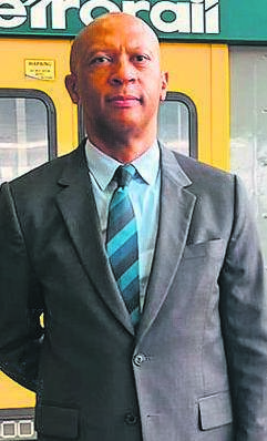 Prasa skors CEO ná net 9 maande | Son