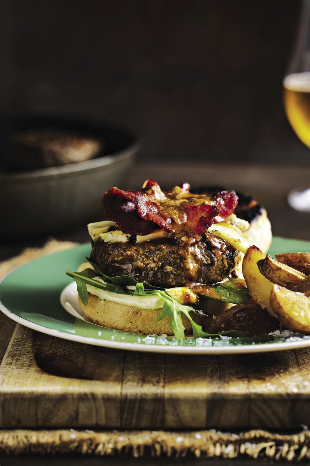 Koedoeburger met sitrus, bloukaas en spek | Landbou