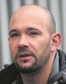 man soek ’n werk vir hawelose ou | Son