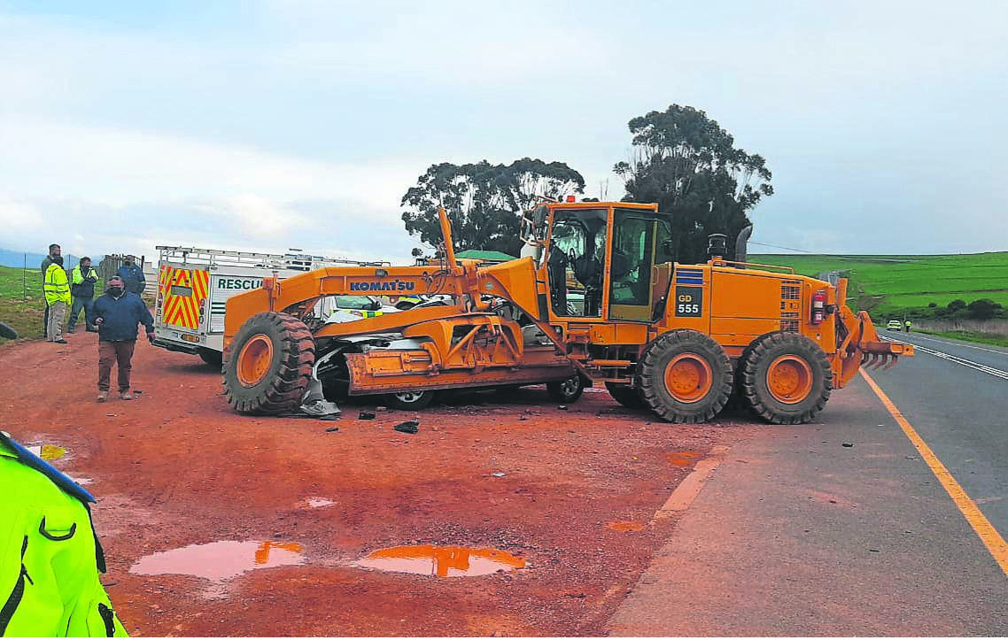 Vrou sterf in botsing tussen bakkie en stootskraper | Netwerk24