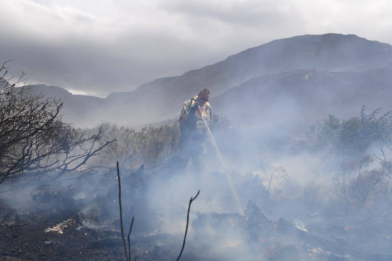 Brand by Kleinmond woed voort, pad steeds gesluit | Netwerk24