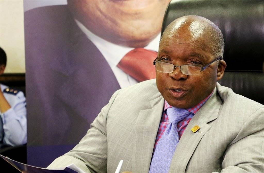 Butana Komphela, ’n oud-LUR vir polisie, paaie en vervoer in die ...
