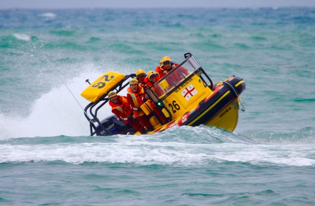 NSRI red 2 vissers ná hul boot see in waai | Son