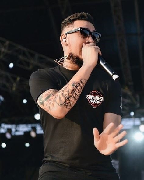 AKA SHOWS OFF HIS COMPANY'S NEW OFFICE! | Daily Sun