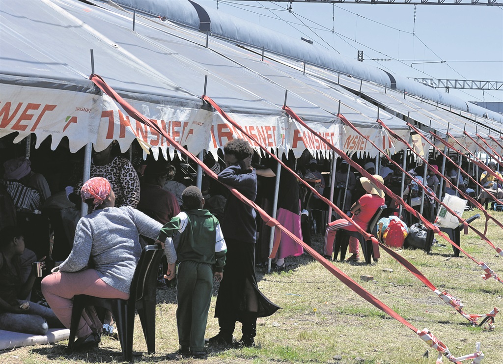 Mense wag oornag vir mediese dienste | Son