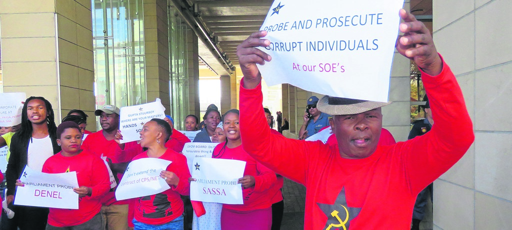 Molefe ‘spoorloos’ terwyl sakp betoog | Son