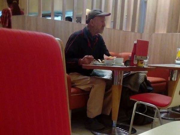 Verstommende reaksie op foto van hawelose man wat bid voor sy ete ...