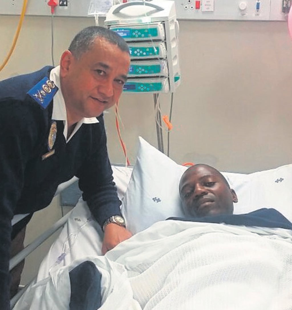 Cop vier verjaardag in hospitaal | Son