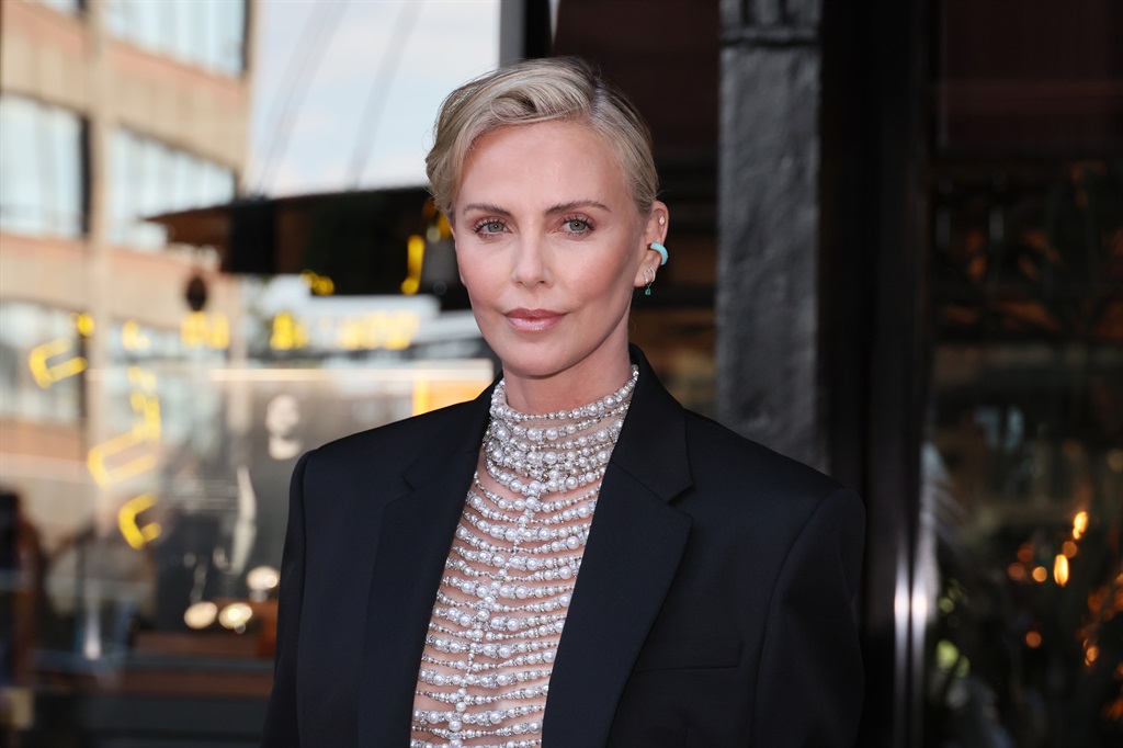 Charlize Theron verras met malvapoeding op RuPaul’s Drag Race: Hier’s ...