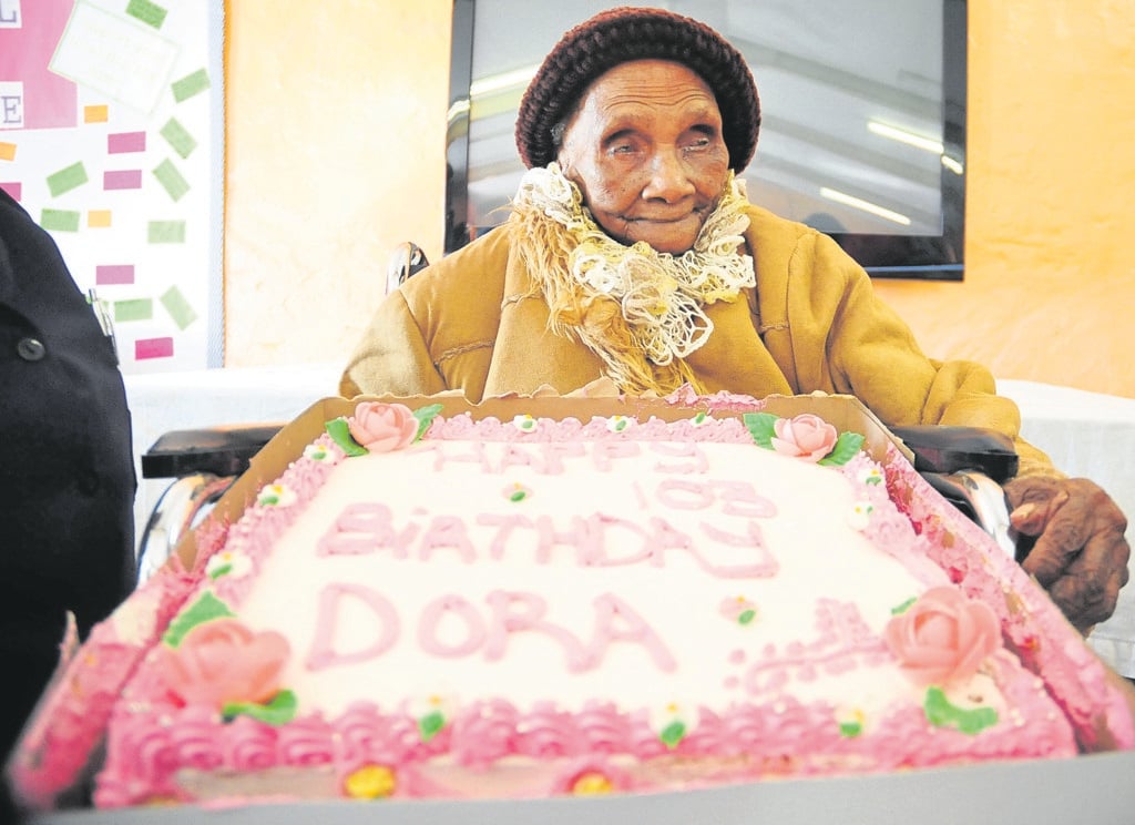 Ouma dora is op 103 nog adorable | Son