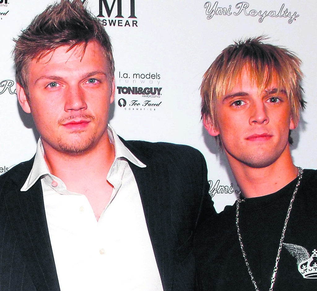 Nick reik uit na sy jonger broer | Son
