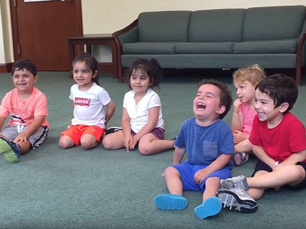This adorable little boy can't stop laughing during music class – and ...