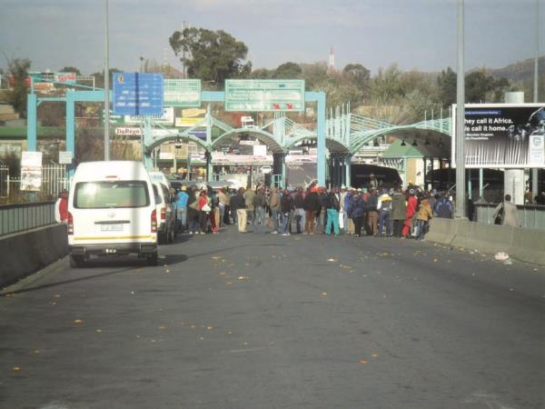 Taxi wars cross the border | News24