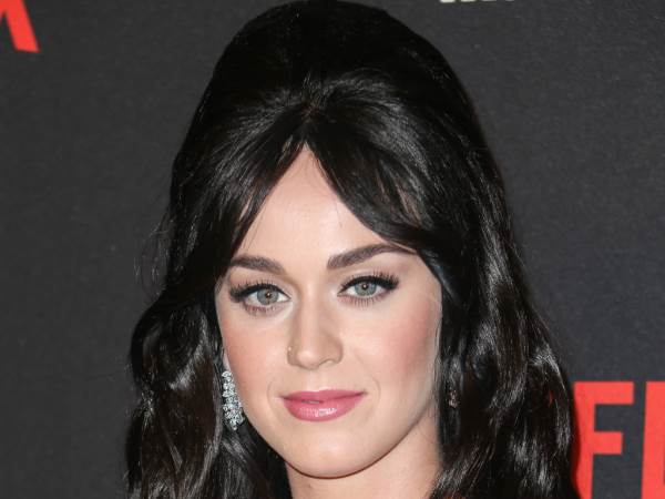 Katy and Orlando seal romance with a steamy kiss | News24